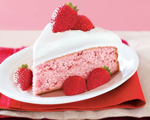 straubrry cake - CakenGifts.in